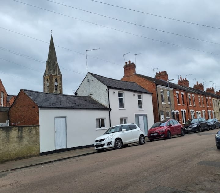 Spacious Detached House - Northampton, UK