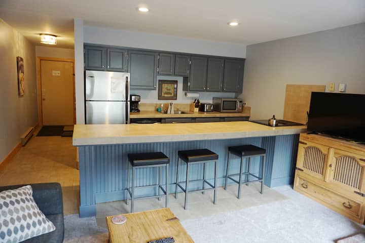 Breck 1 Bdr Condo- Balcony, Hot Tub & Free Parking - Breckenridge, CO