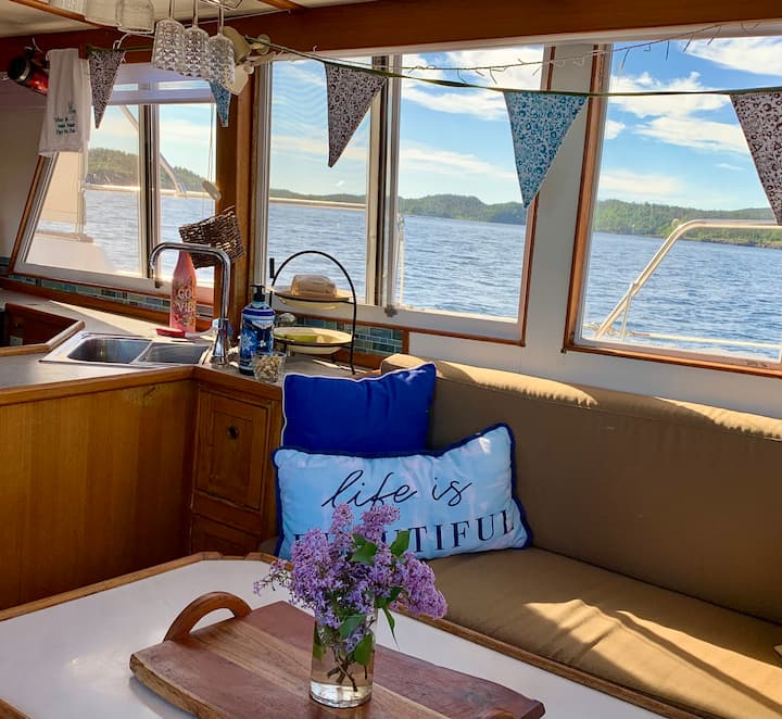 Clarenville Sundeck Motor Yacht Getaway - Clarenville