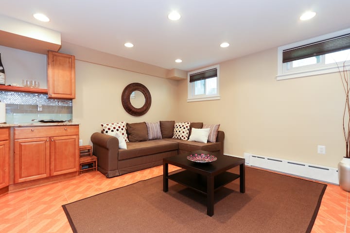 Modern Dc Northwest Apartment With Parking Spot - Kensington, MD
