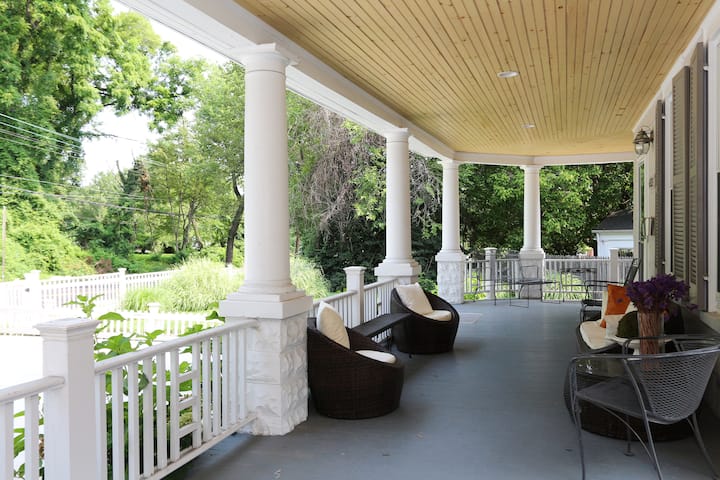 Modern Dc Northwest Apartment With Parking Spot - Bethesda, MD