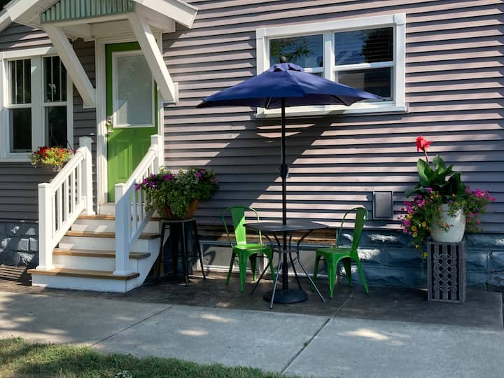 The Green Door Getaway - Downtown Tc - Traverse City