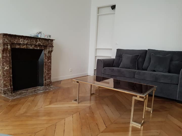 2 Bds Quiet Haven Right On Place Des Victoires - Paris