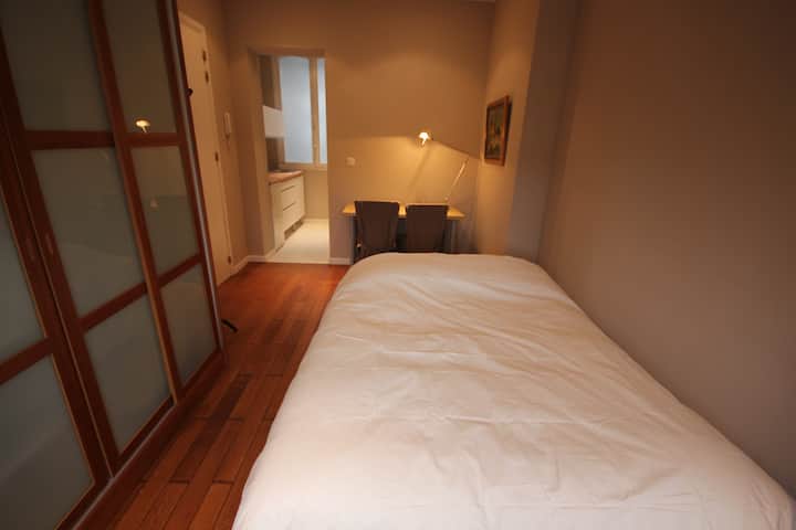 Très Belle Chambre Pratique Et Low-cost | Roulotte - Herstal