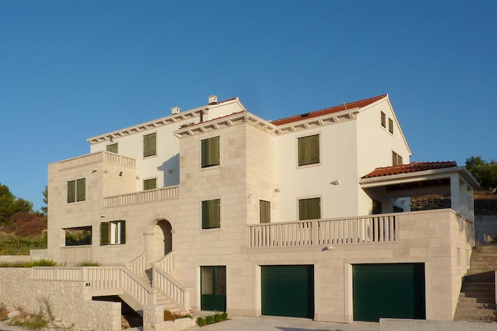Apt With Balcony, Garden & Sea View - Brač