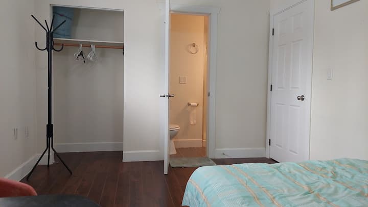 Private Bedroom, Private Bathroom & Free Laundry - Surrey