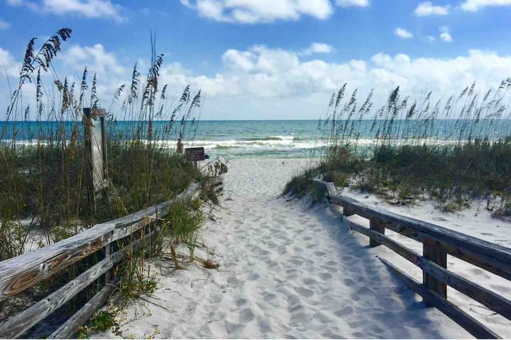 Perdido Sun / Beach Front / Sleeps 6  Pool Hot-tub - Perdido Key, FL