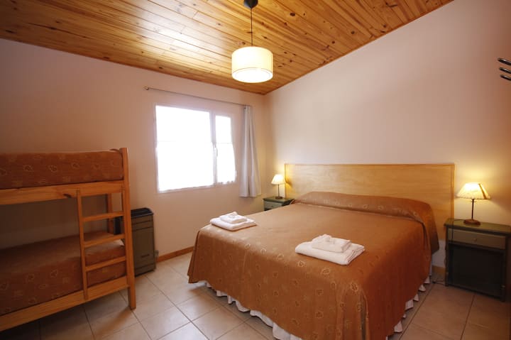 Sextuple Con Baño Privado - El Gualicho Hostel - Puerto Madryn