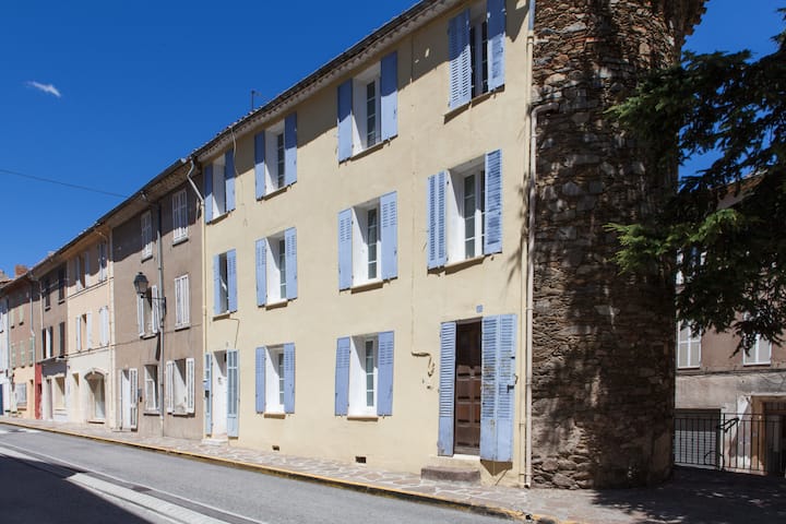 Vid Torget Mitt I Byn - La Garde-Freinet