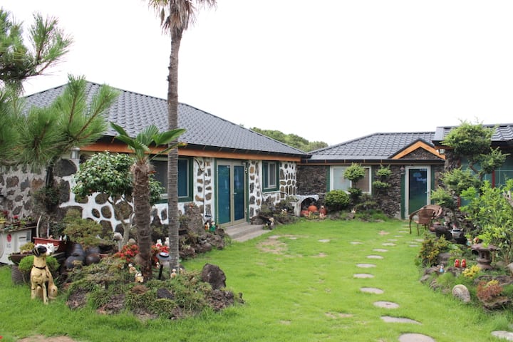 로뎀제주독채펜션_25평두가시,방3+거실,제주돌집,평대해변&바다걸어서3분,잔디정원,야외바베큐 - Jeju