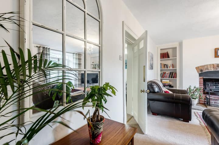 Lower Deck- Spacious Apartment, Central Location - Falmouth