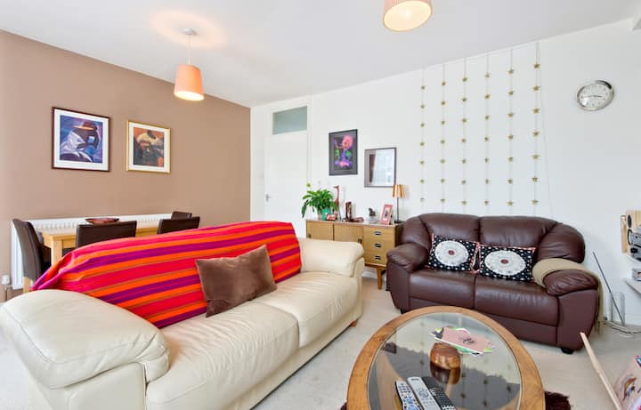 Trendy London Double Room, Cafes And Transport - London