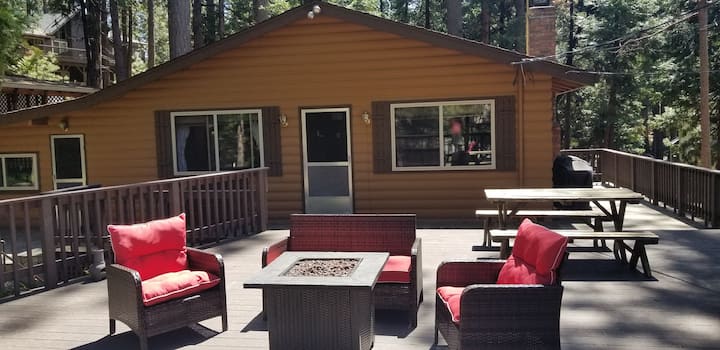 Mountain Life On Deck: Old School & Dog Friendly - Arnold, CA