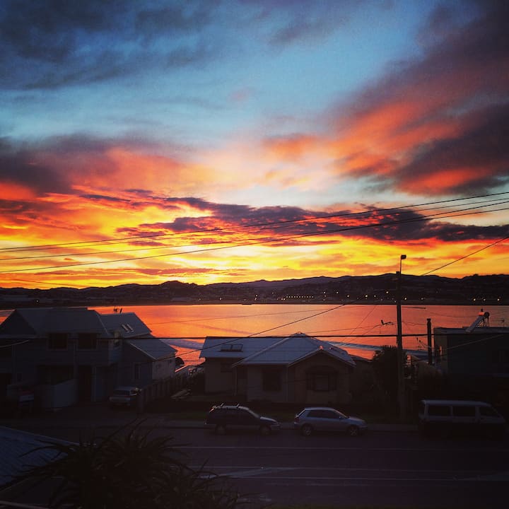 Relax At Our Sunny Seaside Lyall Bay Home - Wellington