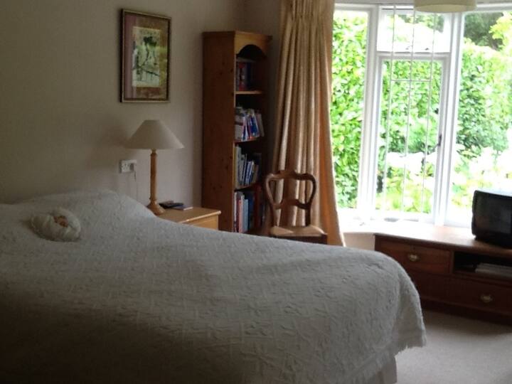 Double Room, Own Bathroom, Close To Town Centre - South Downs