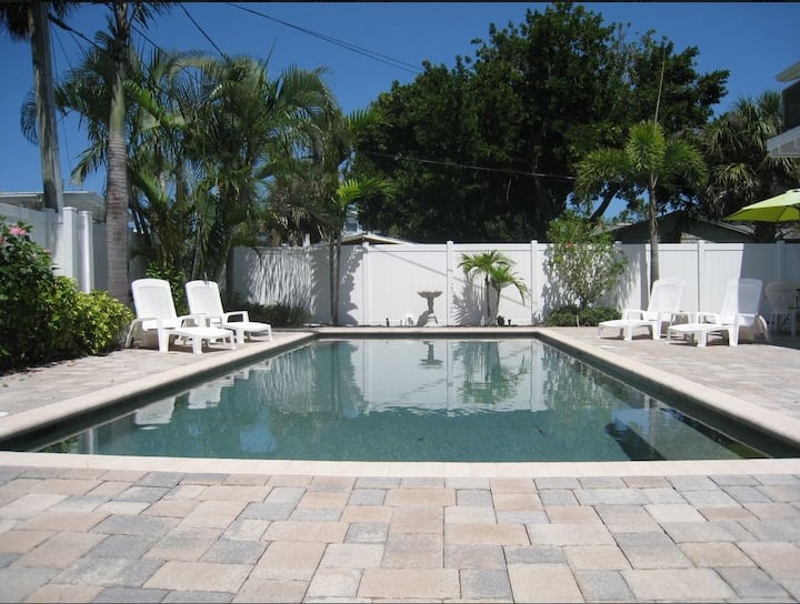 Spacious 1br Beach Cotttage W/pool! - Madeira Beach, FL