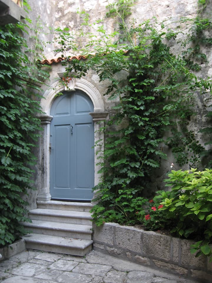 Old Town, Top Floor With Open Roof Patio Apartment - Korčula