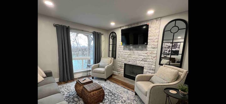 Walking Distance To Broadway! Fully Renovated Condo On The River, Free Parking - Nashville, TN
