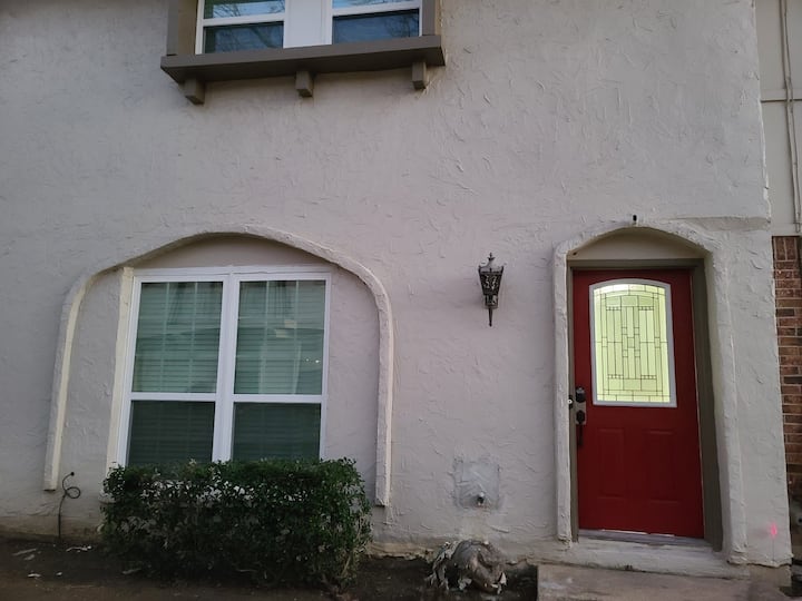 Exquisite Home With Free Parking - Grand Prairie, TX