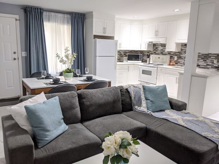 Cozy Suite With Parking - New Westminster