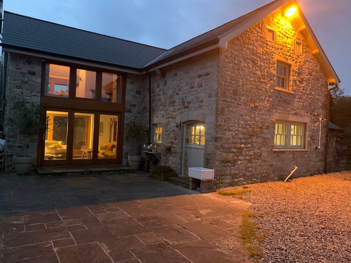 Converted Barn Nestled In The Welsh Countryside - Bridgend