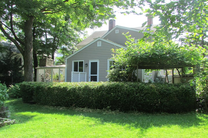 Carriage House In Two Acres Of Eden - Newtown, CT