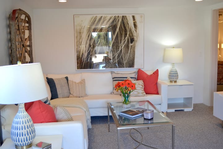 Designer Decorated Riviera Gem - Santa Bárbara, CA