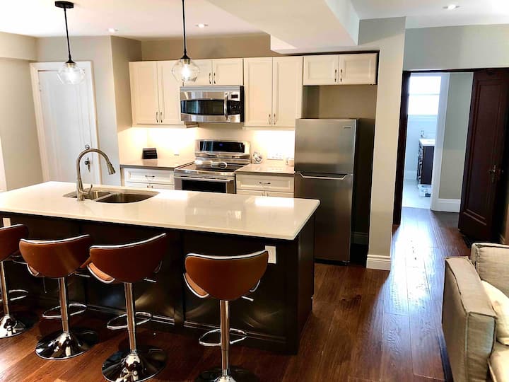Orillia Executive Suite, Walk To Downtown! - Orillia