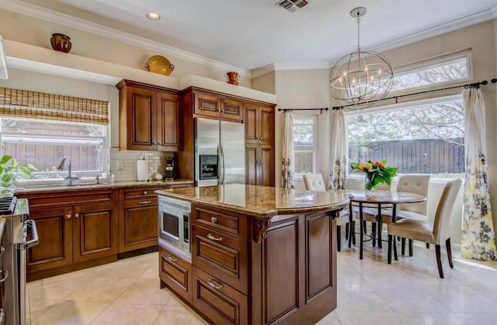 The Grove Getaway - Elk Grove, CA