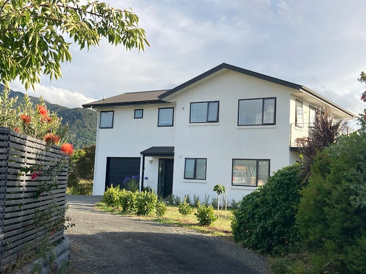 Delightful Fresh Pohara Beach House - Tākaka