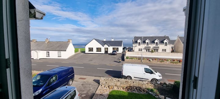 Cheerful Seaside Townhouse With Hot Tub & Sauna - Bundoran