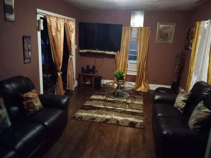 Blissful 3 Bedroom House Plus Den - Toledo