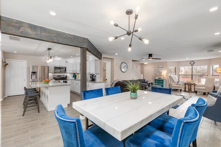 Family Retreat Near Six Flags Sea World La Cantera - San Antonio, TX