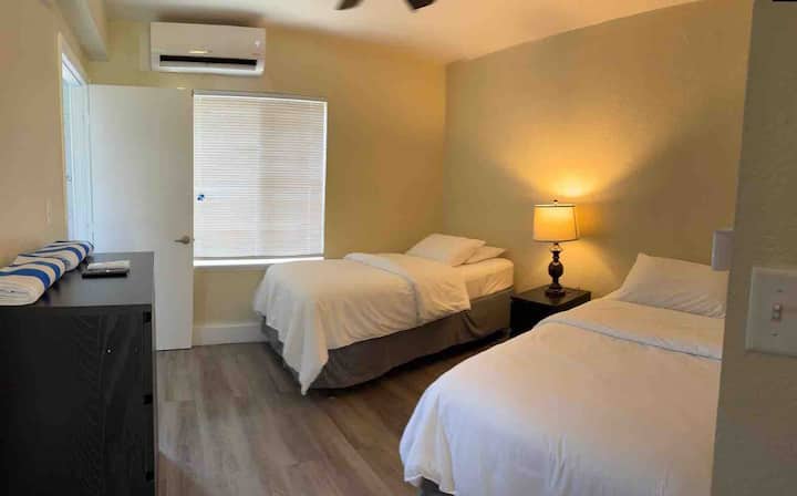 Private Suite # 4, Five Minutes Walk To Beach. - Pompano Beach, FL