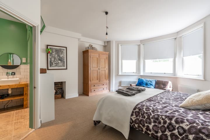 Gorgeous 2 Bedroom Flat In Tree-lined Street - De La Warr Pavilion