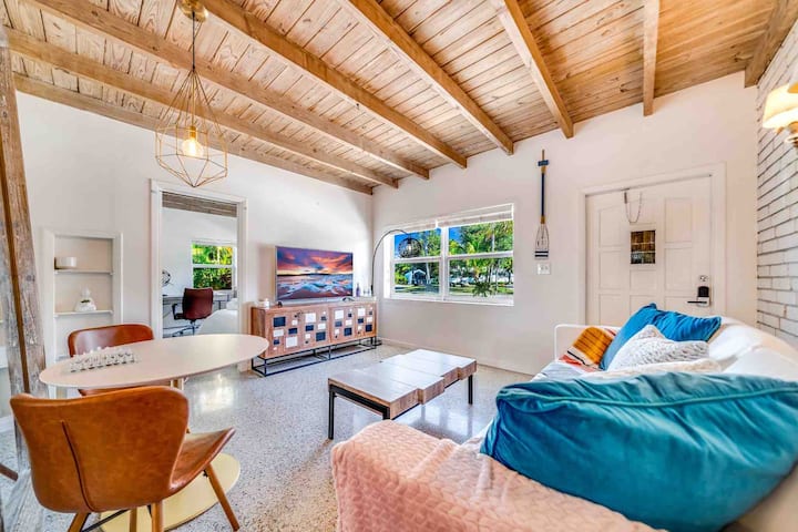 2 Bed Cottage Walk To Pineapple Grove Ave & Beach - Highland Beach, FL