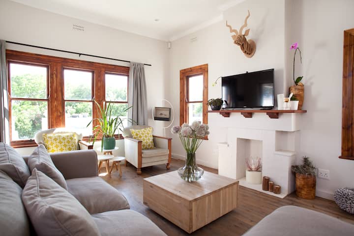 Stylish Green Point Villa With Pool And Sea Views -