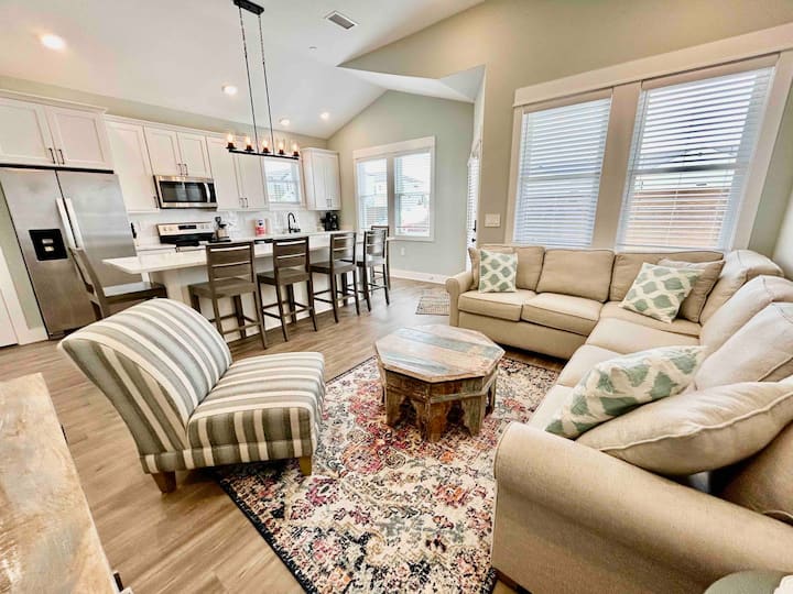 Ocean Breeze: New Condo Steps To The Beach - Corolla, NC