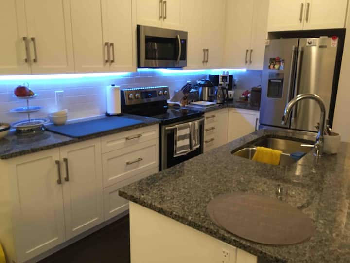 Kanata Comfortable Bedroom 1 With Private Bathroom - Kanata