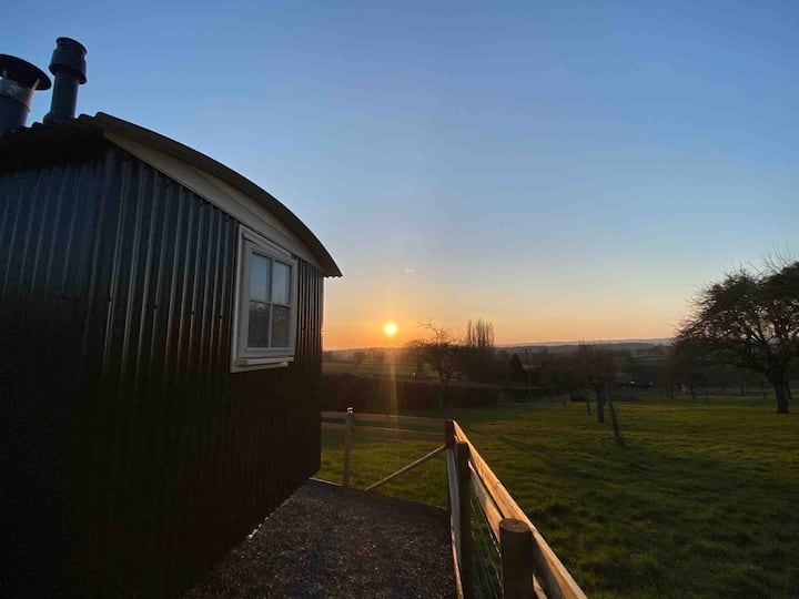 Mistletoe Shepherds Hut With Hot-tub On Farm - Leominster