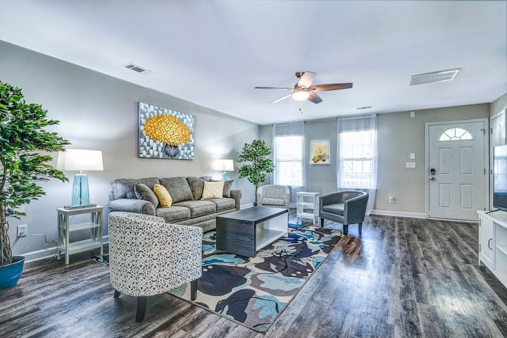 Large Living Room King Bed Home 12 Min To Uptown. - Charlotte, NC
