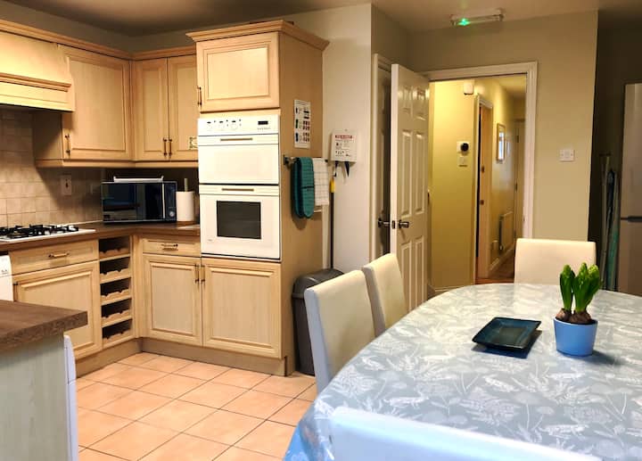 2nd Floor Double Room (Rm 5) • En-suite/ Parking - Oxford