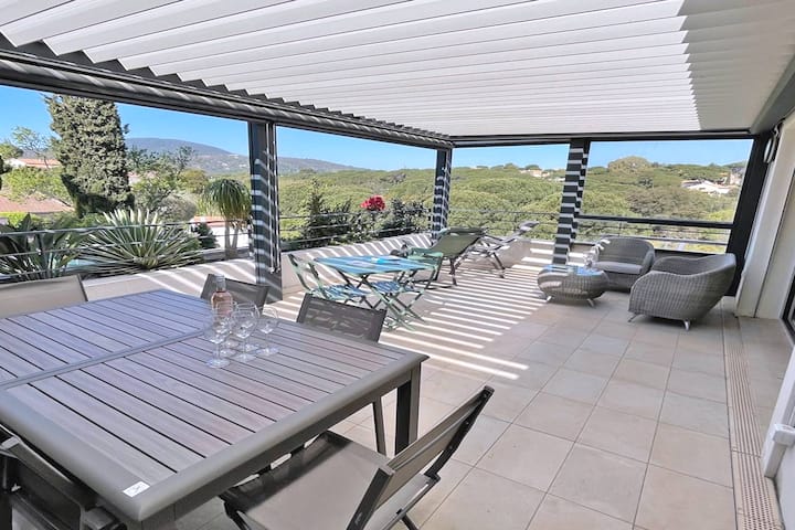 Superbe F4 Dans Villa Avec Terrasse Vue Dégagée - Sainte-Maxime