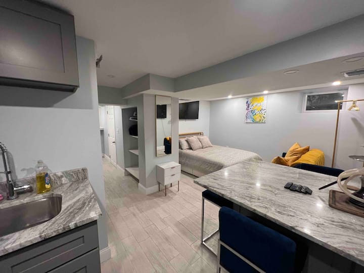 Cozy Studio With Kitchenette And Private Bathroom - Quincy