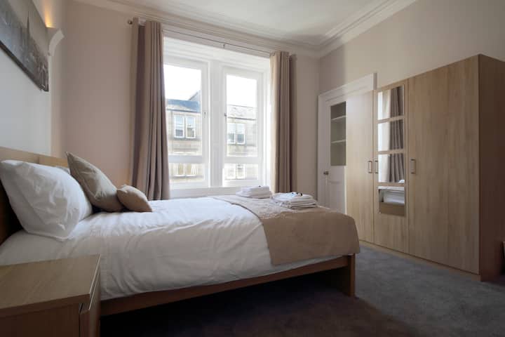 Modern City Centre Apartment In Central Hub - Edinburgh
