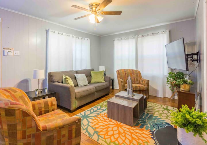 Charming Bungalow, King Bed, Large Yard - Little Rock, AR