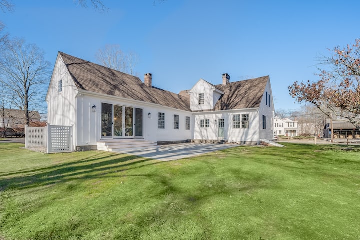 Beautiful + Re-imagined Modern Farmhouse - Essex, CT