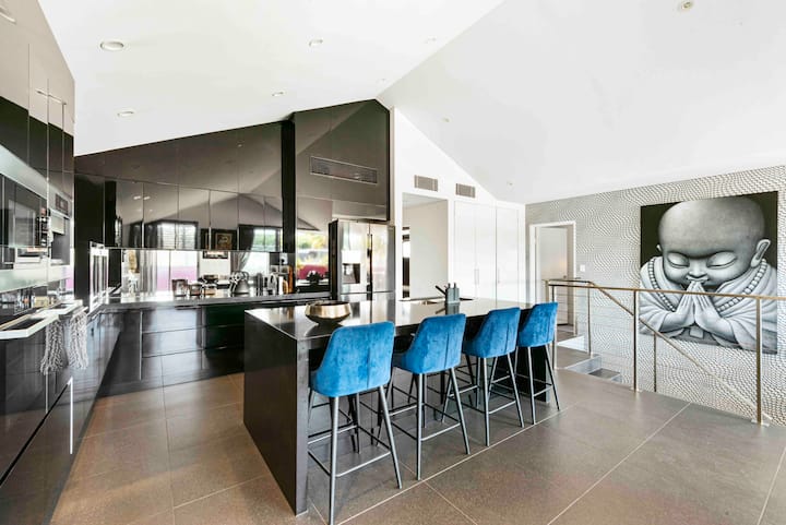 Modern Urban Penthouse: Art, Comfort, Car Parking - Burwood