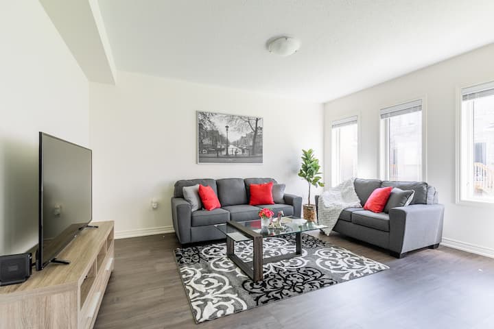 Amazing Location! 3bdr Town Home In Oakville - Oakville