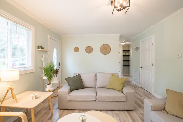 Boho Bungalow - Bright, Modern Home In The Heights - Peoria, IL